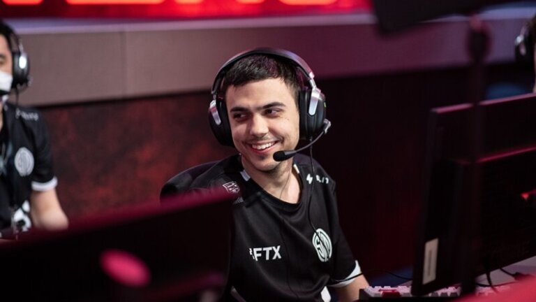 Best Apex Legends Players - Top 10 Apex Players in 2023