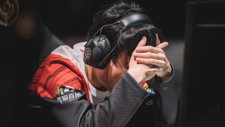 The Hidden Struggles of Esports: LoL pros in a mental health crisis