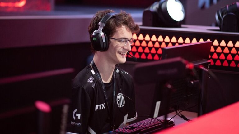 Best Apex Legends Players - Top 10 Apex Players in 2023