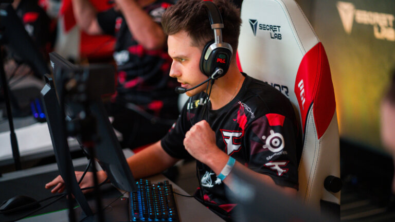 frozen CS2 Settings: Crosshair, Video, Config