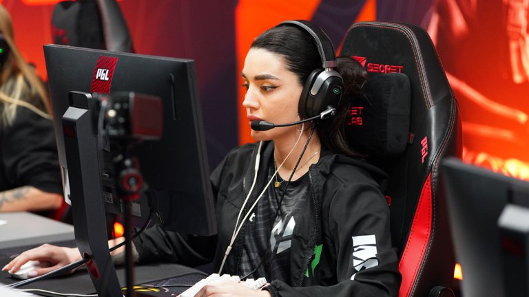 Best Female CS2 Players in 2025 | Top 5 Female CS2 Players