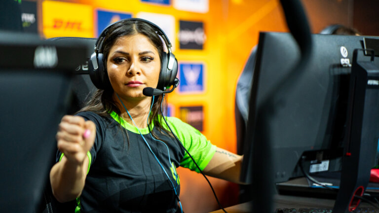 Best Female CS2 Players in 2024 | Top 5 Female CS2 Players